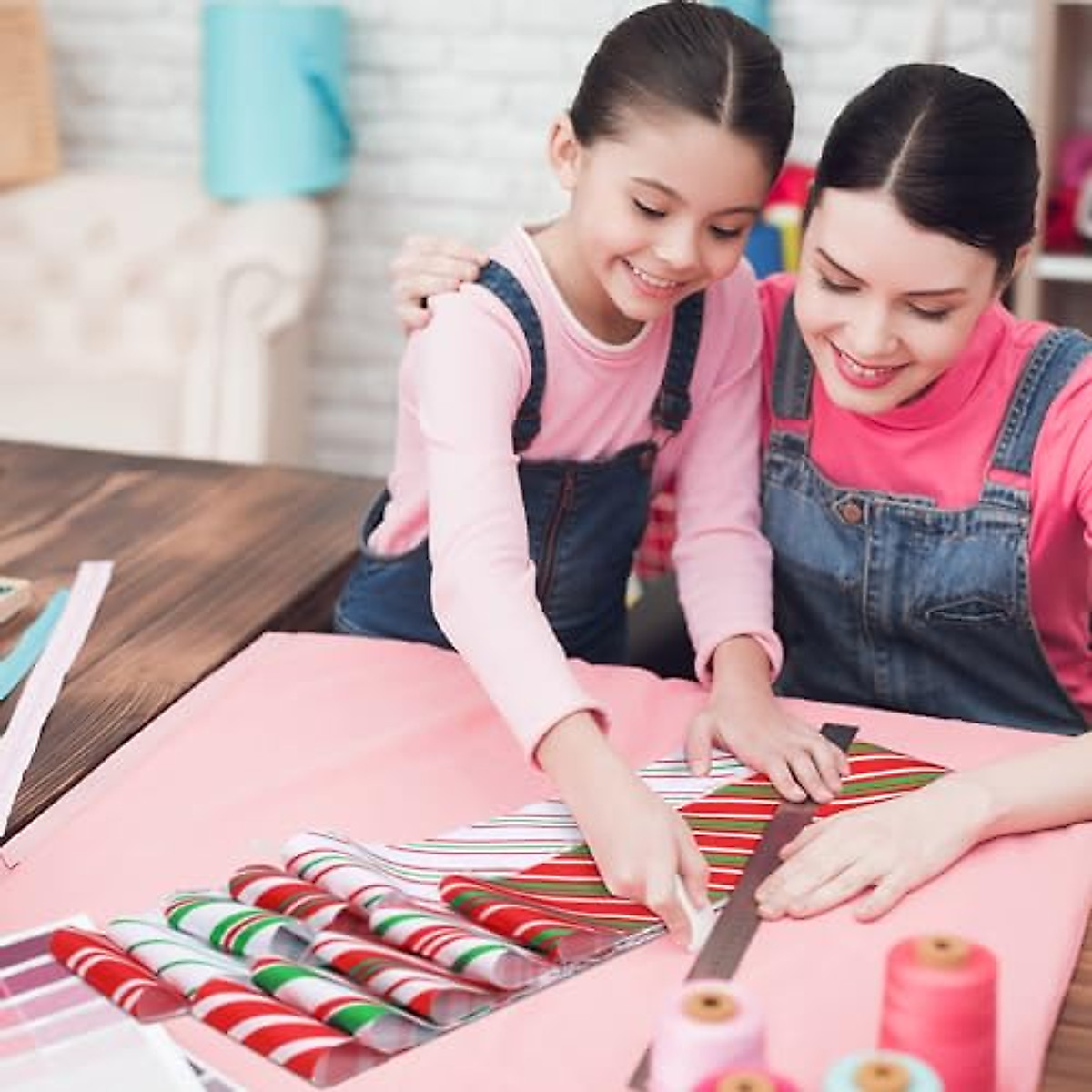 Ganeen 100 Pcs Christmas Fabric Patchwork Roll Quilting Fabric Roll up Fabric Quilting Strips, 2.55 Inch Candy Elements Roll up Fabric Patchwork Fabric for Xmas Sewing DIY Crafts