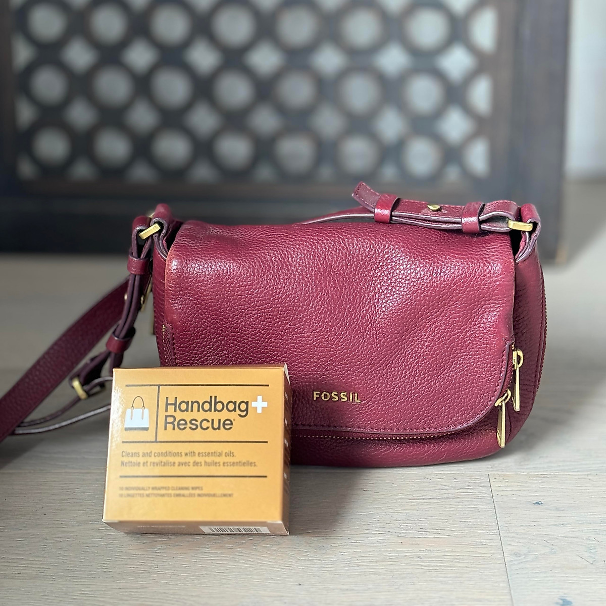 HandBagRescue All-Natural Cleaning Wipes. Remove Dirt & Surface Stains & Conditions Leather Handbags with Essential Oil. Box of 10 Individually Wrapped Wipes.