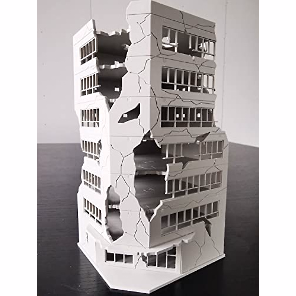 BENME N-Scale Train Scene Plastic Assembly Battle Damage Model-1:160