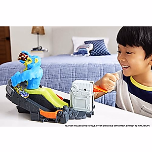 Hot Wheels Toxic Ape Attack Play Set for Kids 4 to 8 Years Old, Launch Included Car at Moving Purple Ape to Defeat It Before It Knocks Cars Off The Track & Destroys Garage