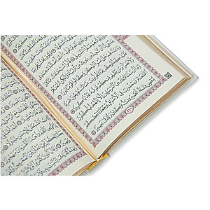 ihvan online Muslim Prayer Rug and Quran with Prayer Beads, Kaaba Decor Box, Islamic Gift for Women & Men, Elegant Islam Set for Ramadan, Eid, Umrah, Birthday, Travel