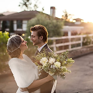 Geyoga Faux Fur Shawl Wrap Stole Shrug Winter Bridal Wedding Scarf Wrap with Faux Pearl Rhinestone Brooches for Women 1920s (White, Large, Short Hair)