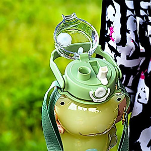 LIXERY Kawaii Frog Water Bottle Cute Clear Green Frog Water Bottle with Straw and Strap Plastic Drinking Bottle Leakproof Jug for Girl School Sport 29oz, 4.7*4.7*7.7 Inch (84RJ13VOTGO1242Q5KM)