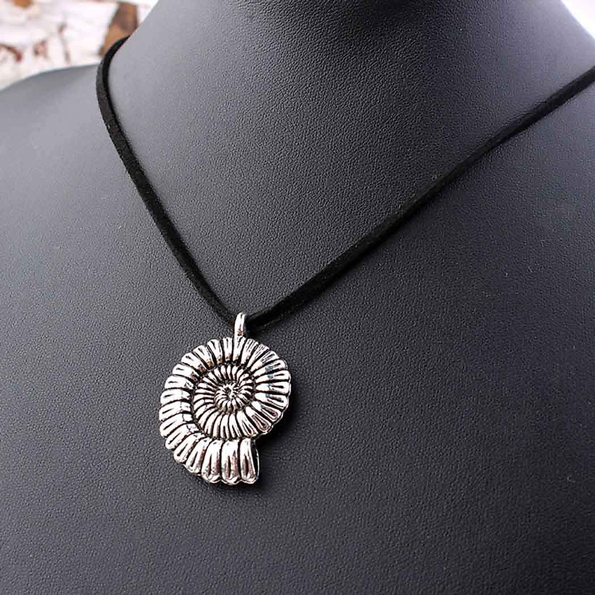 Tgirls Boho Conch Shell Necklace Chain Seashell Pendant Necklace Vintage Leather Suede Choker Necklaces for Women (Silver)