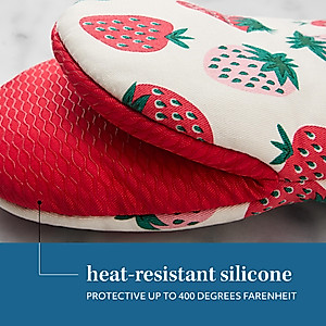 SUR LA TABLE Kitchen Essentials Quirky Strawberries Fruit Mini Oven Mitt 2-Pack Set, Heat Resistant, 100% Cotton, Flexible Non-Slip Silicone Grip, Pink/Green/Cream, 5.5"x8"