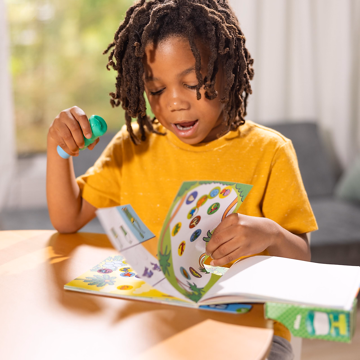 Melissa & Doug Sticker Wow!™ 24-Page Activity Pad and Sticker Stamper, 300 Stickers, Arts and Crafts Fidget Toy Collectible Character – Dinosaur Creative Play Travel Toy for Girls and Boys 3+,