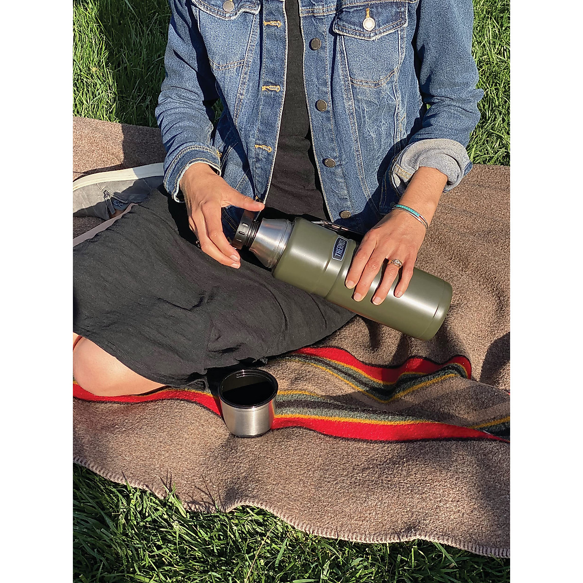 THERMOS Stainless King Vacuum-Insulated Beverage Bottle, 40 Ounce, Rustic Red