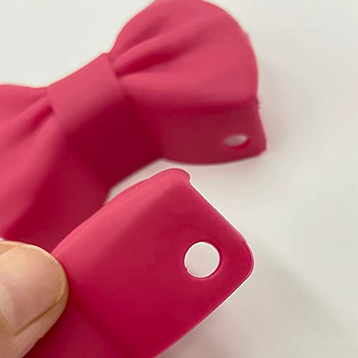 CIXVOEMK Bow Tie Silicone Heat Insulator Clip, Mini Oven Mitt, Finger Guard Pot Holder, Kitchen Cooking Gloves,Silicone Pinch Holder (Red)