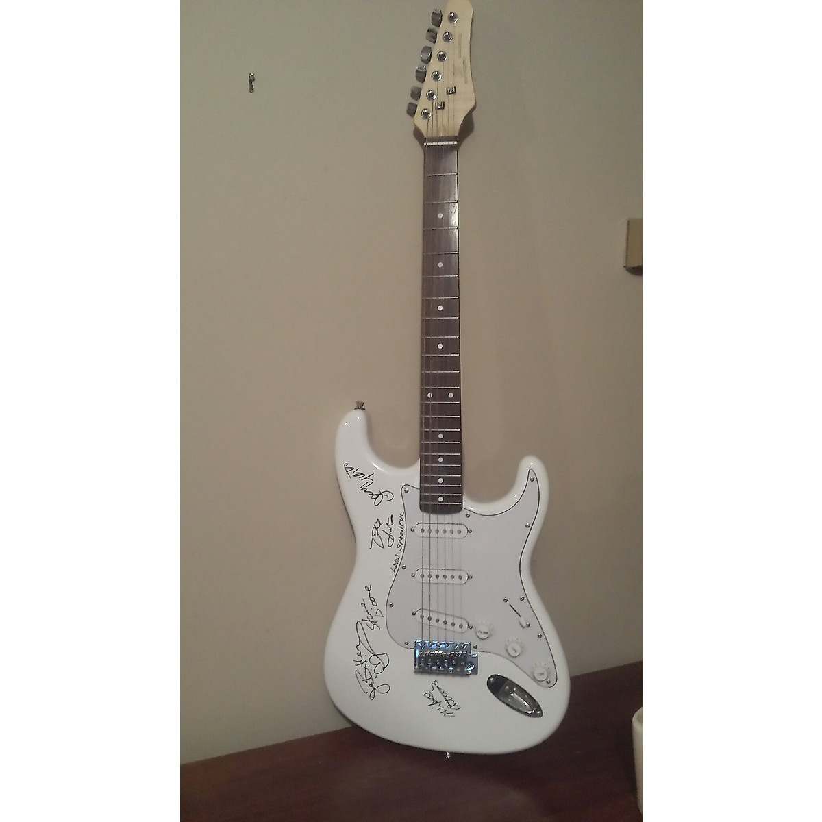 The Lovin Spoonful Autograph Signed 6 String Sx Vintage Series guitar (Joe Butler, Jerry Yester, Steve Boone, Mike Arturi, Phil Smith)