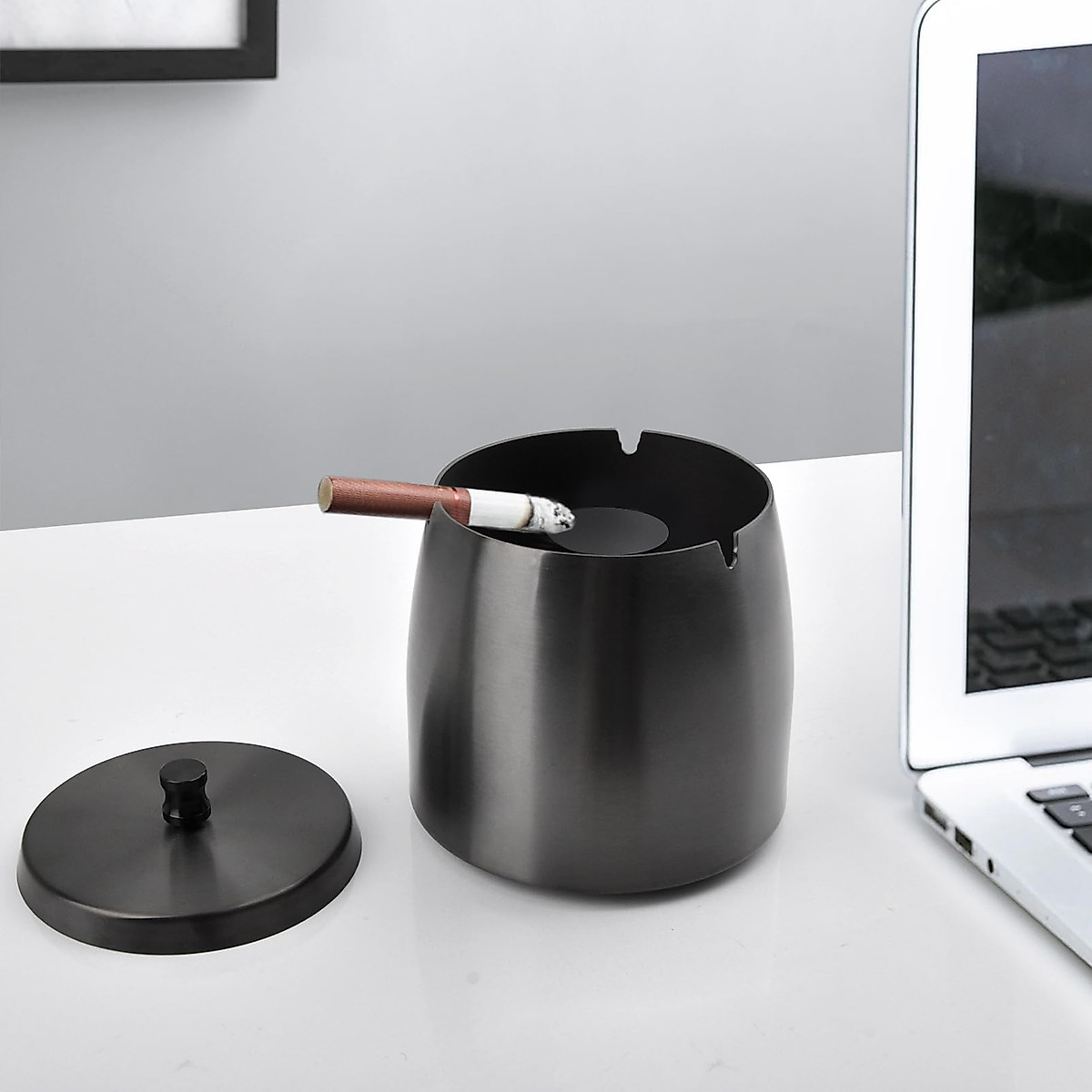 HONZUEN Ash Tray with Lid, Windproof Rainproof Ashtray for Outside Patio, Stainless Steel Covered Ashtray for Home Office Outside Patio Balcony (Extra Large)