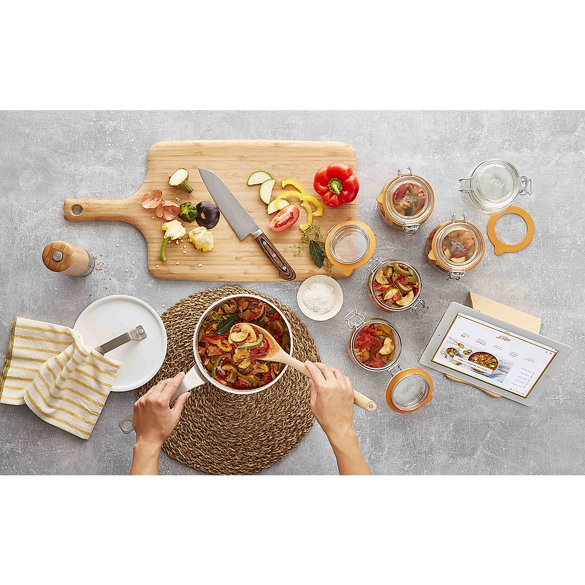 Le Parfait Super Jar, Canning Jars, 750mL French Glass Canning Jar w/Round Body, Glass Jars w/Airtight Lid, Canning Jar Wide Mouth, Glass Jar w/Lid, Clear Jars, Clear Glass Jar (24oz/Pint & Half, 1pk)