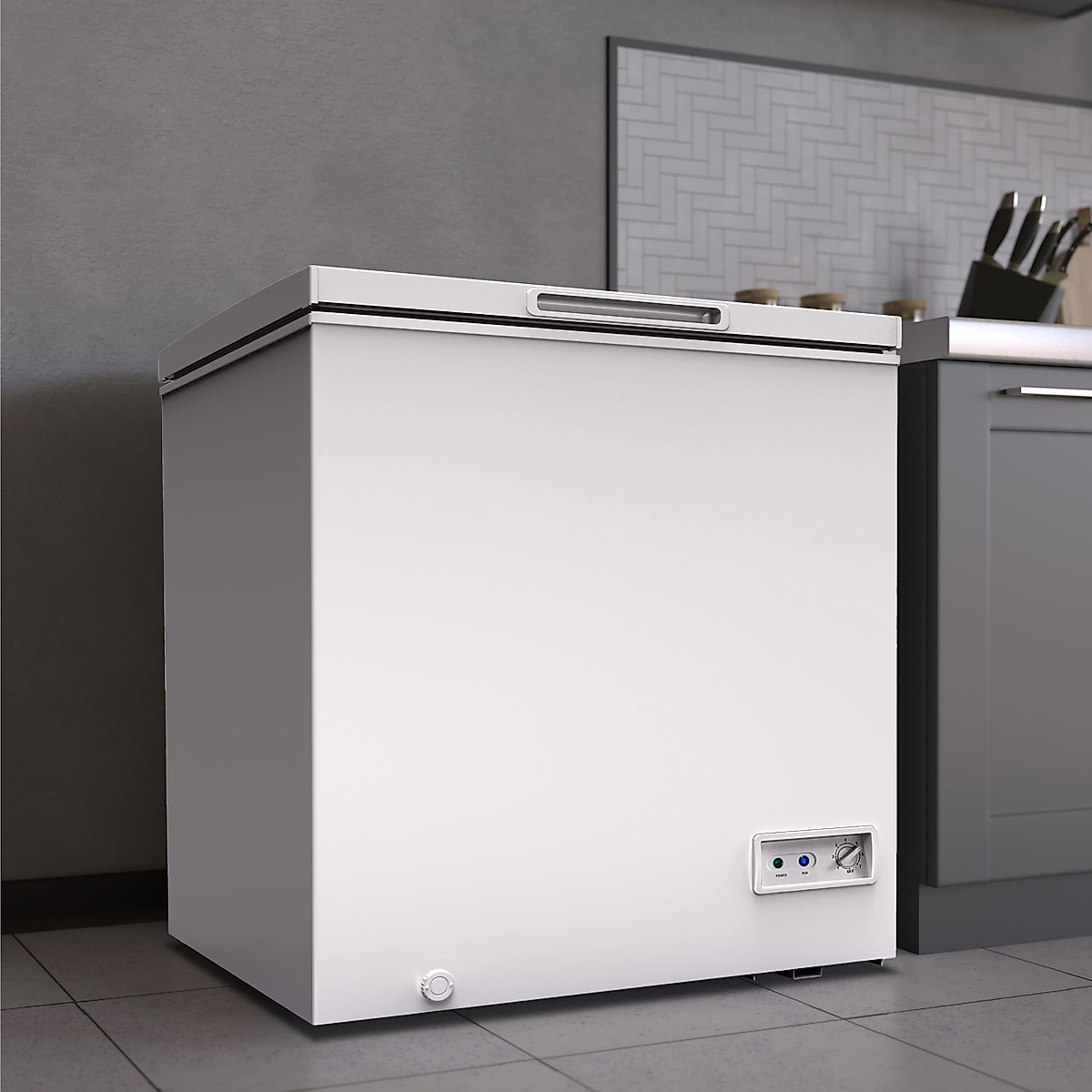 Avanti CF7F0W CF7F 7.0 cu. ft. Garage Ready Chest Freezer​, in White