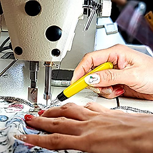 LED Needle Threader Sewing Tools Lighted Plastic Wire Loop DIY Needle Threader Hand Machine Sewing Tool for Sewing Crafting (2 Pieces)