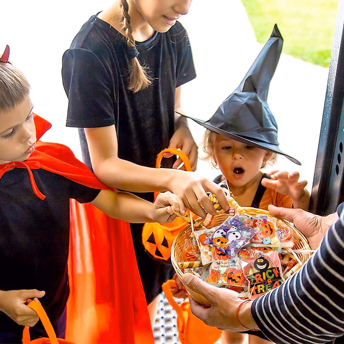 FEBSNOW 450pcs Halloween Candy Bags, 9 Styles Self Adhesive Trick Candy Bag Cellophane Cookie Bags for Halloween Trick or Treat Goodie Ziplock Bags Party Favor
