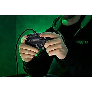 Razer Wolverine V2 Chroma - VOLL Anpassbarer Xbox Series X|S Controller mit RGB-Beleuchtung (6 Multifunktionstasten, austauschbare Stick-Kappen, Hair-Trigger-Modus) Black