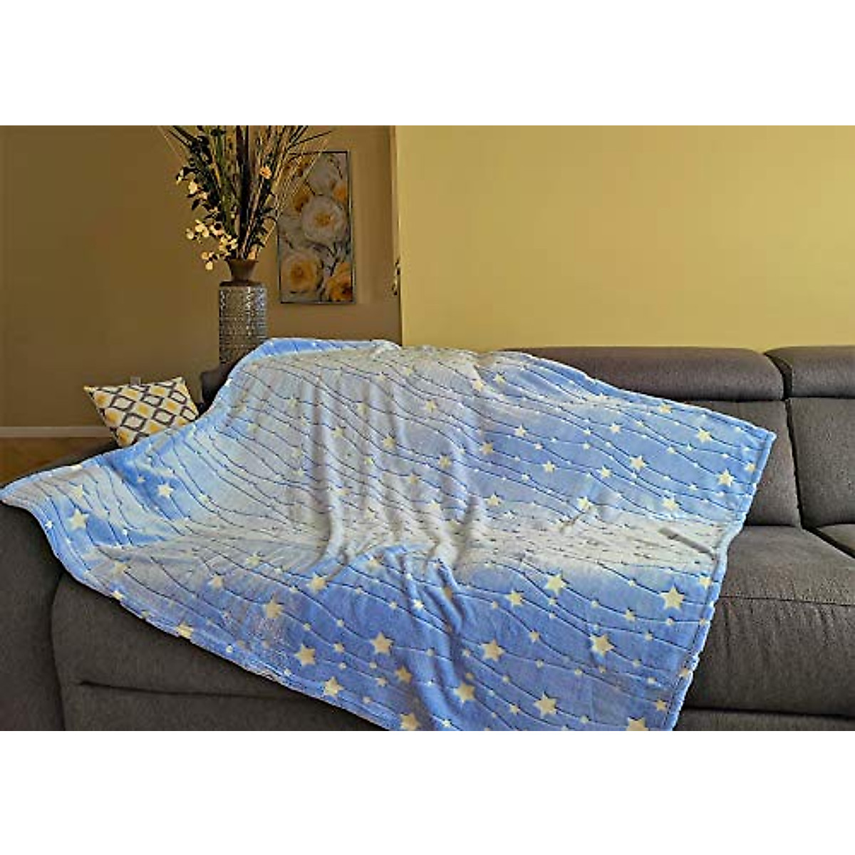 Glow In The Dark Star Blankets for Adults Couch Blanket Plush Fleece Blankets with Stars For Bedroom Living Room Luminous Glow Blanket For Kids With Stars Fleece Blanket Ideal Gift For Kids and Adults