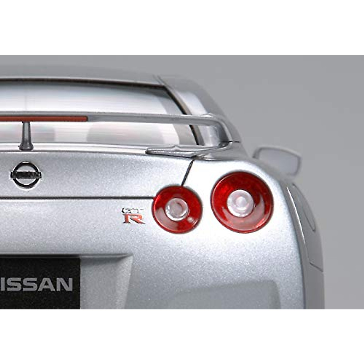 Tamiya Nissan GT-R R35 - 1/24 Scale Model Kit 24300