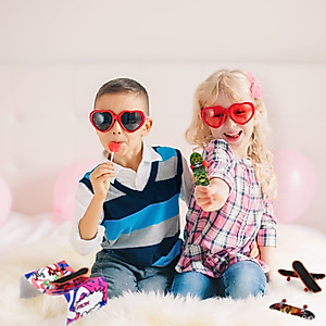 Zhanmai 28 Pcs Valentines Day Cards with 28 Pcs Collectible Fingerboards, Valentine Party Favor Greeting Card Mini Skateboards Novelty Toys and Amusements for School Classroom Exchange Prize Gift