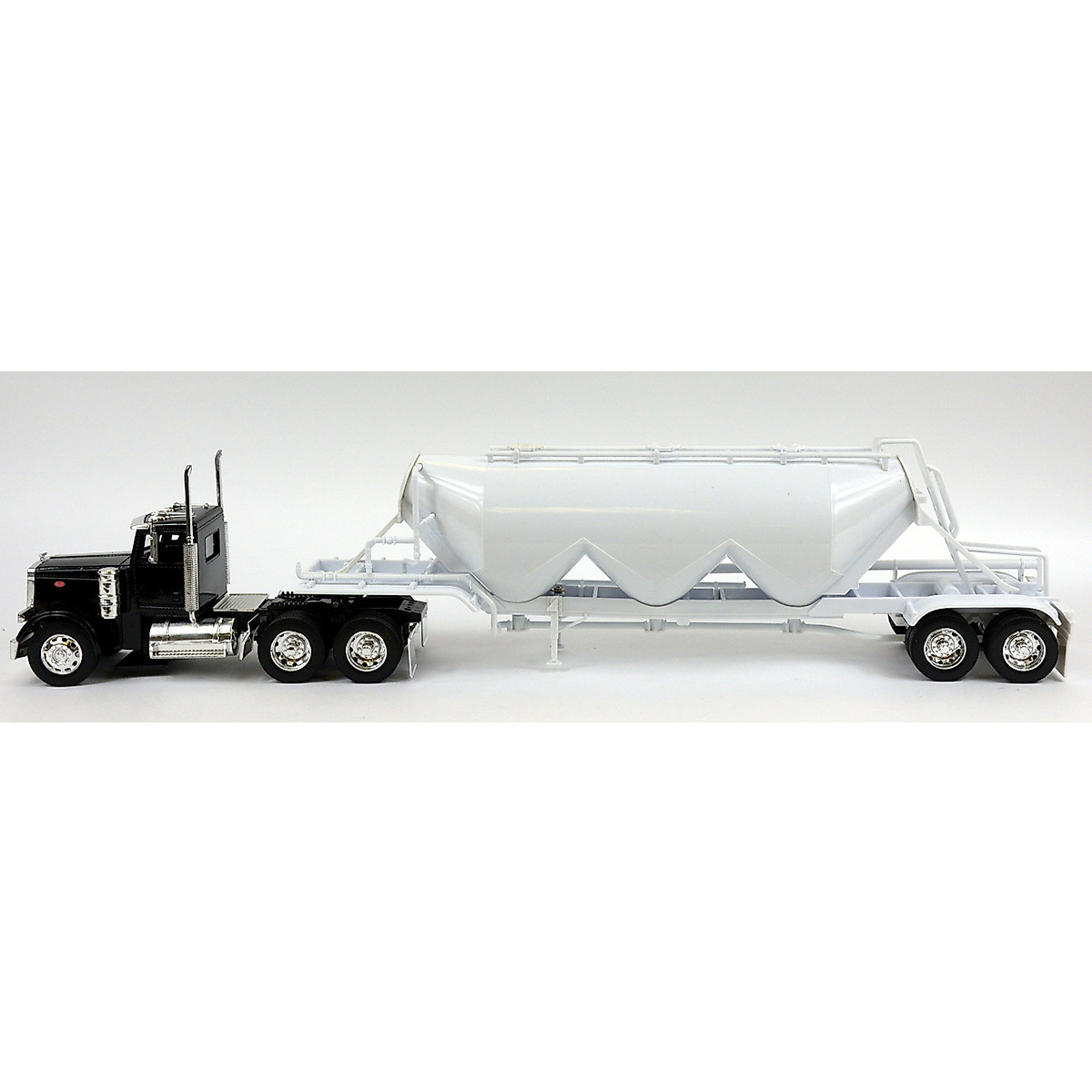 New-Ray Toys 1:32 Scale Peterbilt 379 with Pneumatic Trailer