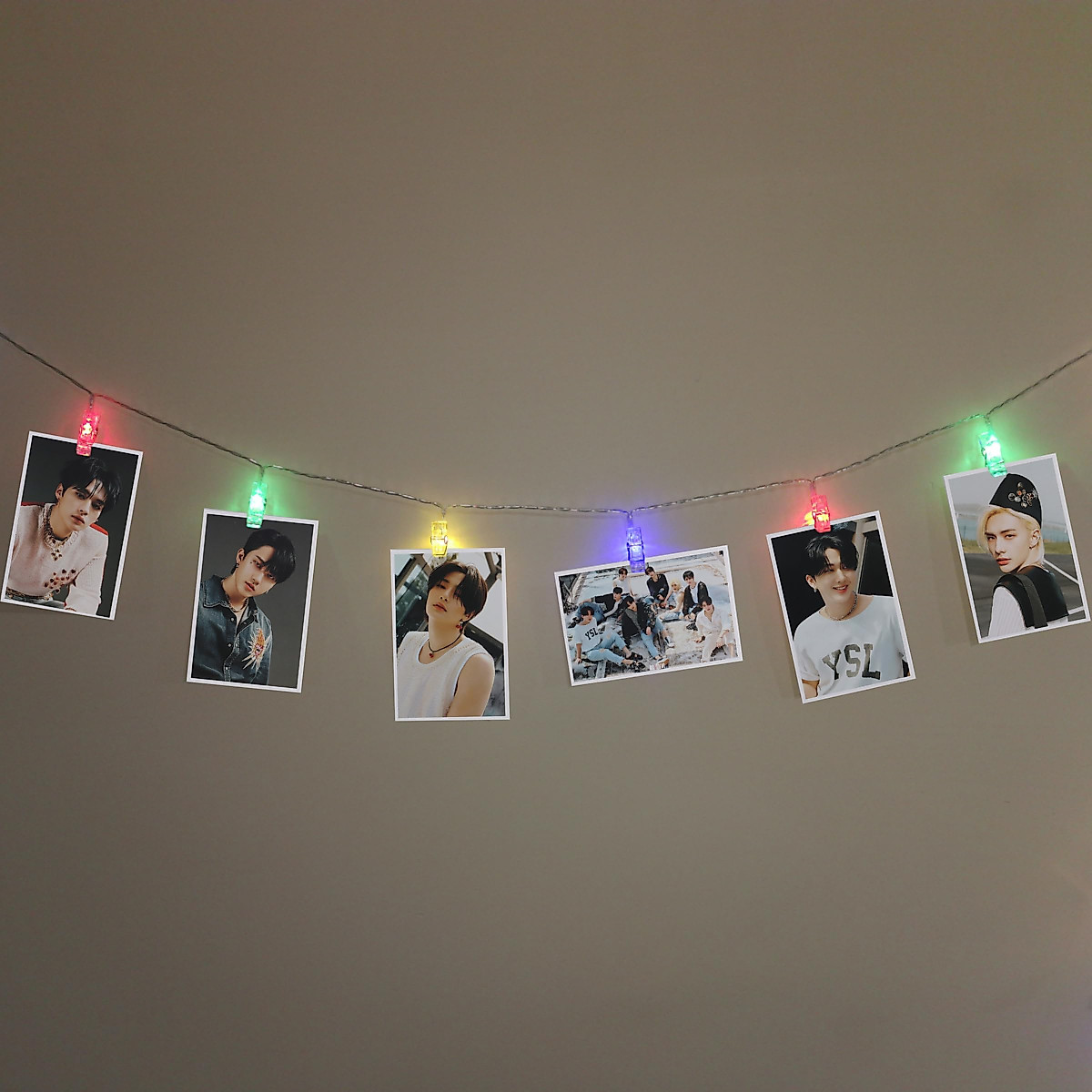 eTel Like Stray Kids Merch 4 Colors LED Clip Light with Big Photocards, Remote Control 10Ft 20LED and 30Pcs 3.1‘’x 4.7‘’ Lomo Card, Home Room Decoration for Gifts