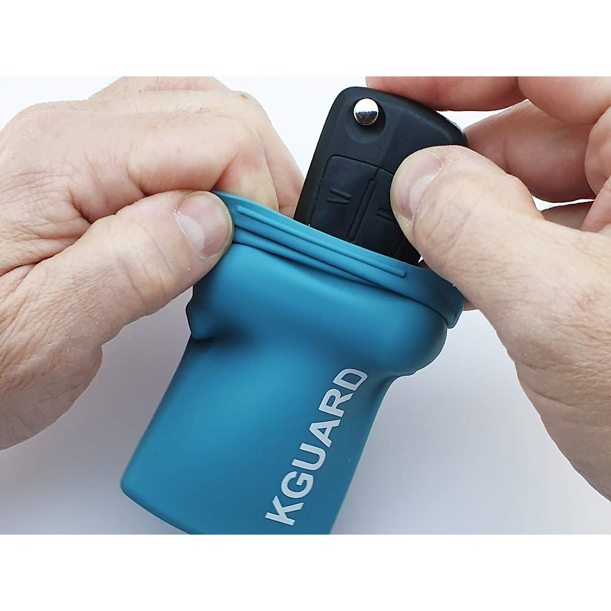 KGUARD waterproof and watertight key pouch designed for Water Sports (Surf, SUP, Windsurf, Kitesurf, Wingfoil…). For your electronic car key. IPX8 certified. DRY and COMFORTABLE.