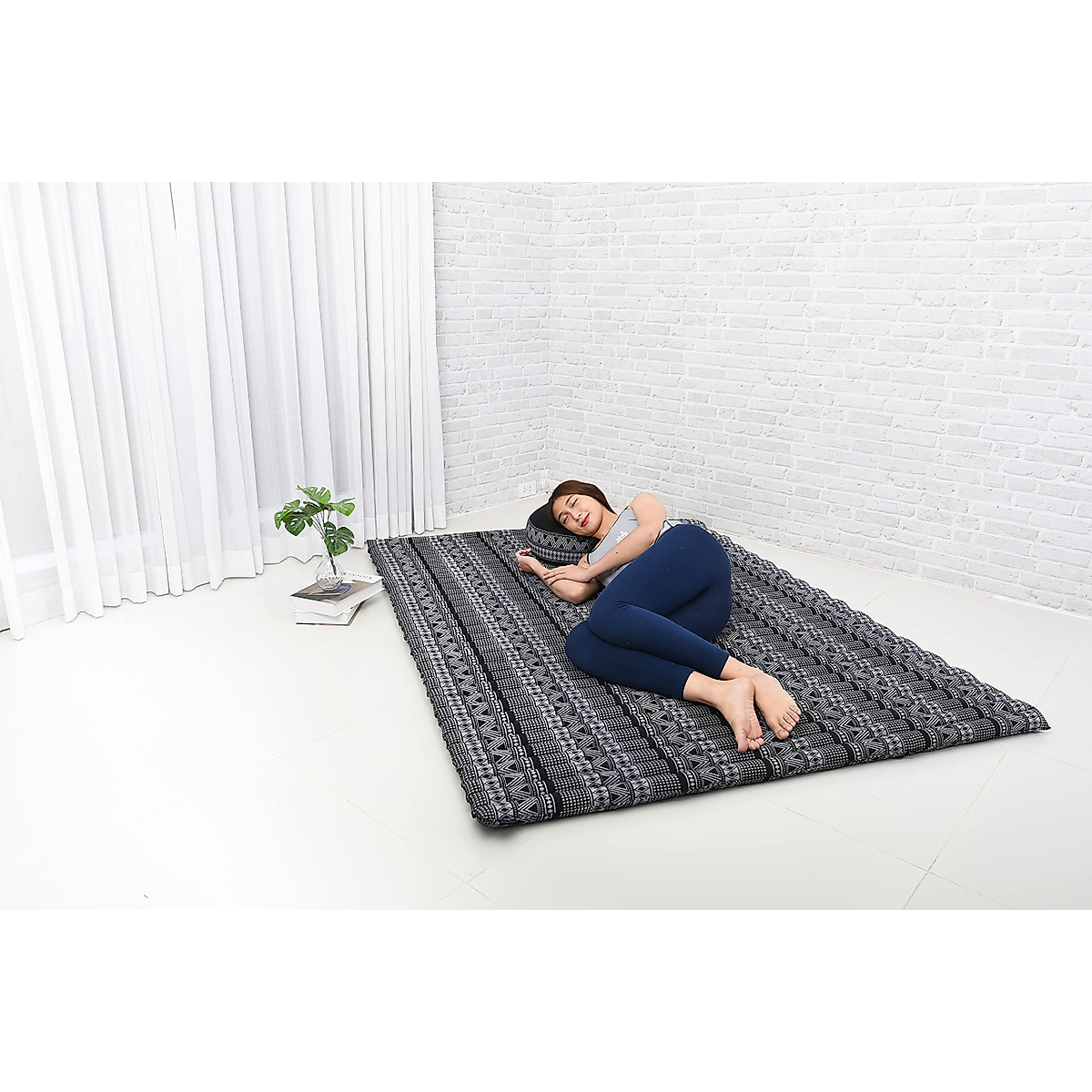 Leewadee - Foldable Floor Mattress - Japanese Roll Up Futon -Trifold Tatami Mat- Guest Floor Bed - Camping Mattress - Thai Massage Mat, Kapok Filled, 75 x 57 inches, Black White