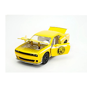 Power Rangers 1:24 2015 Dodge Challenger SRT Hellcat Die-Cast Car & 2.75" Yellow Ranger Figure, Toys for Kids and Adults