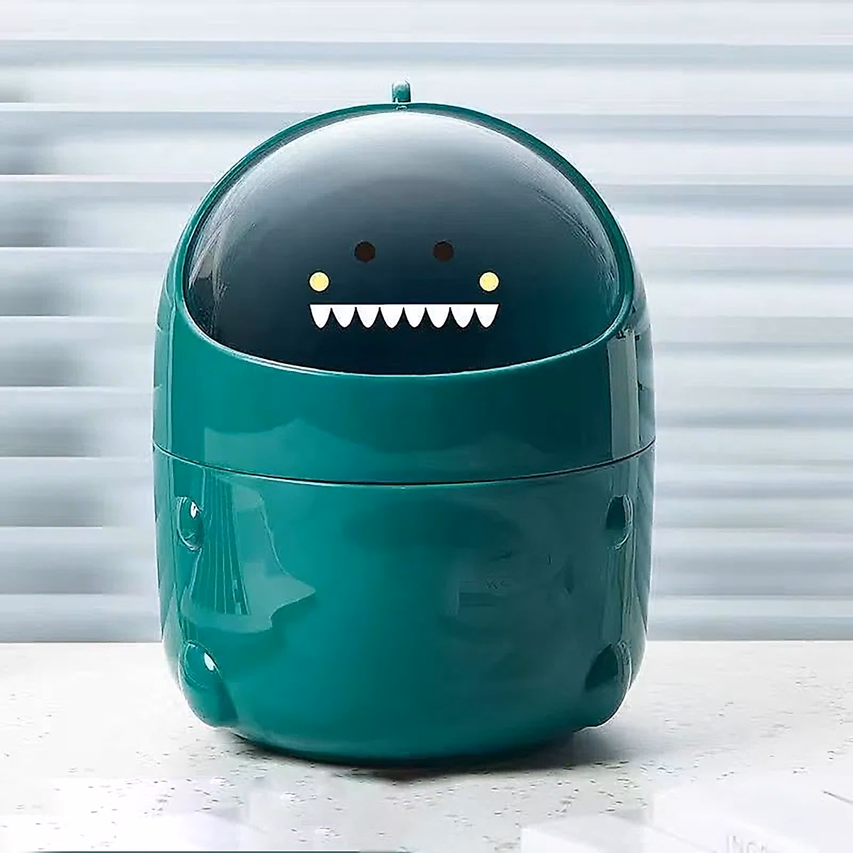 YGHQAP Plastic Desktop Trash Can with Lid Cute Shaped Mini Waste Basket Tiny Desktop Waste Garbage Bin Small Desk Can Mini Trash Can for Dining Table Desk Home Office Easy Storage(Small Size)