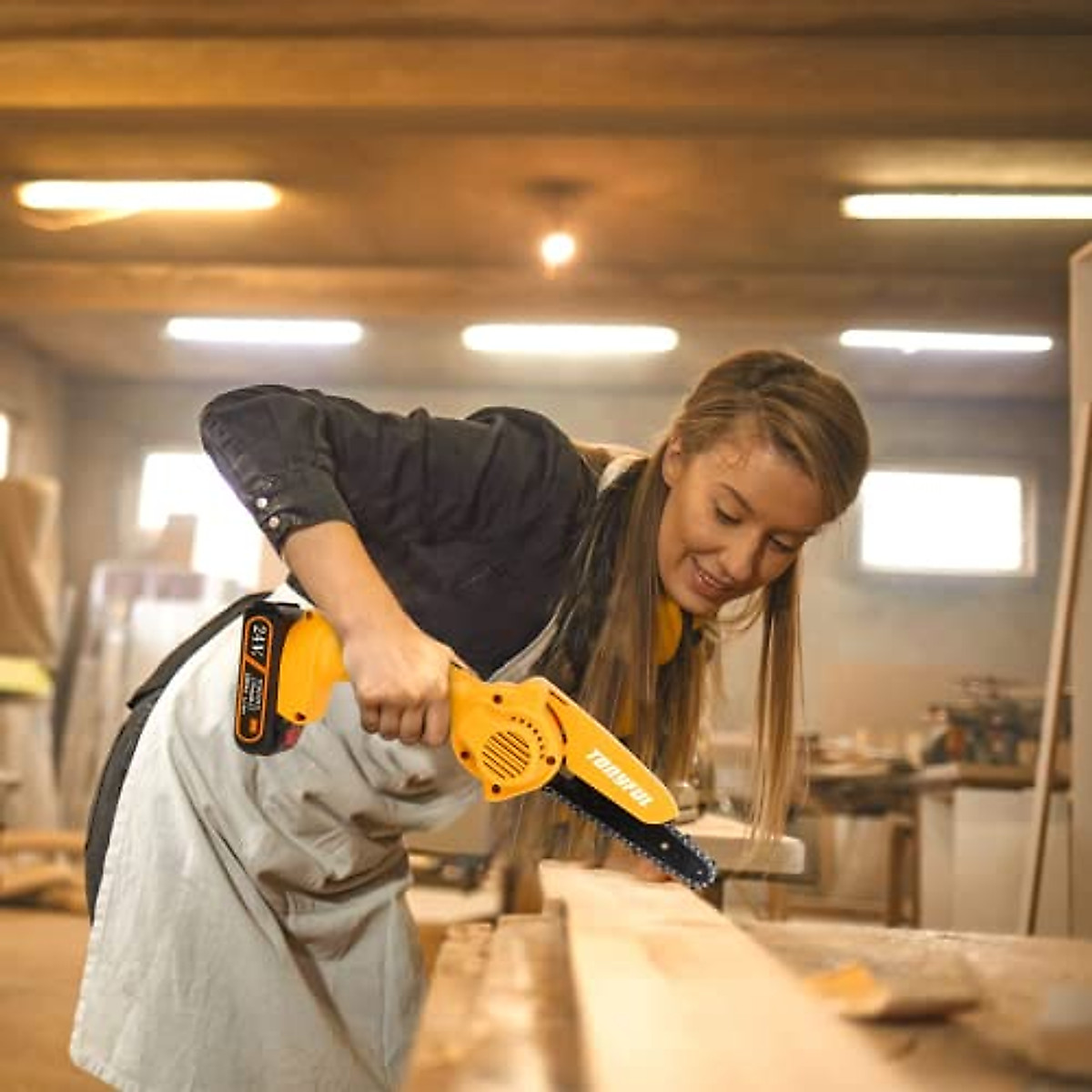 Mini Chainsaw, TONYFUL 6-Inch Cordless Chainsaw with 2 Battery and Replacement Chain, Professional Electric Chainsaw Portable Handheld Chainsaw Rechargeable Garden Saw for Pruning Trees Wood Cutting