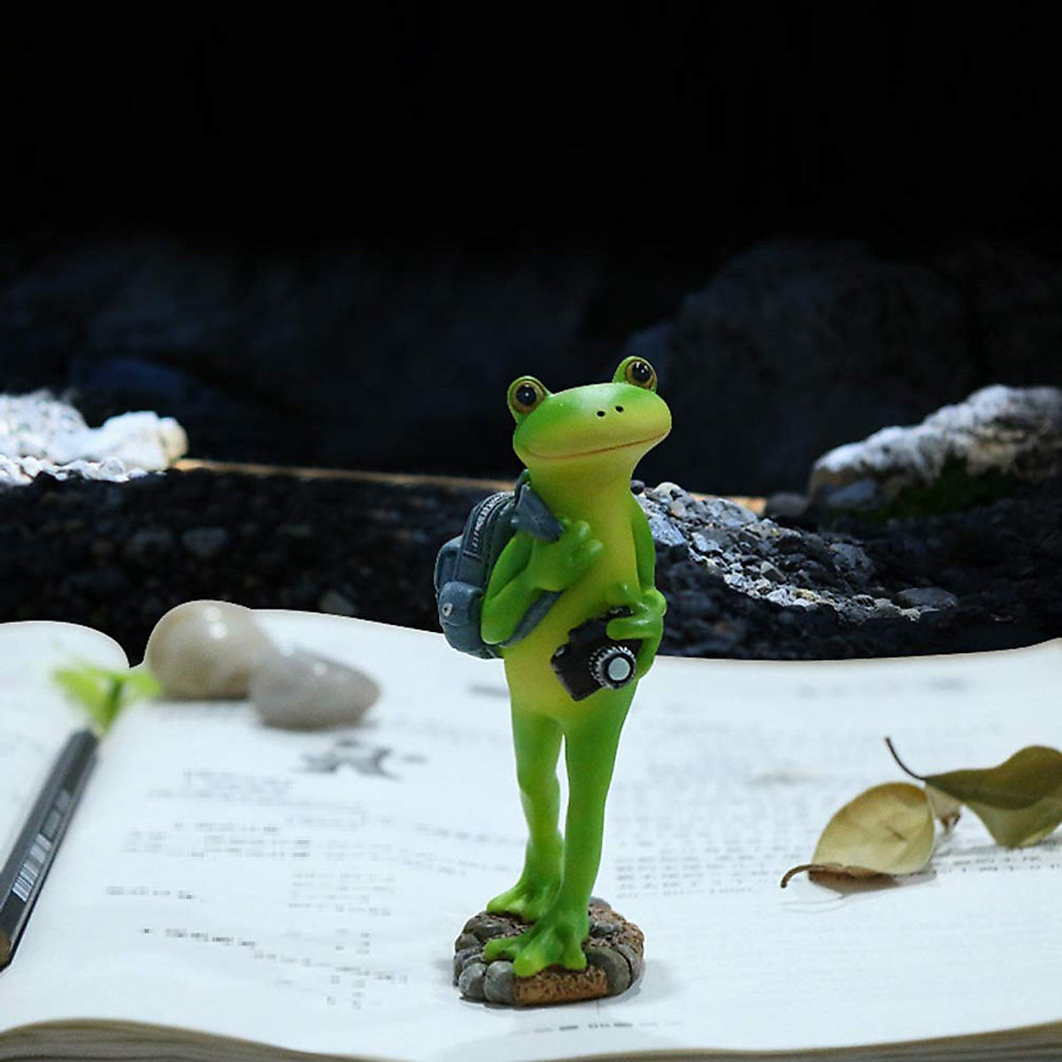 HEALLILY Frog Figurines Frog Garden Statue Meditating Frog Miniature Resin Animal Sculpture for Micro Landscape Fairy Garden Decoration (Travel Frog)