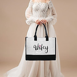 BeeGreen Wifey Jute Beach Bag w Inner Zipper Pocket White Burlap Tote Bag Laminated Interior Large Wedding Gifts Embroidery Monogram Bridesmaid Gift for Engagement Honeymoon Bridal Shower Gift