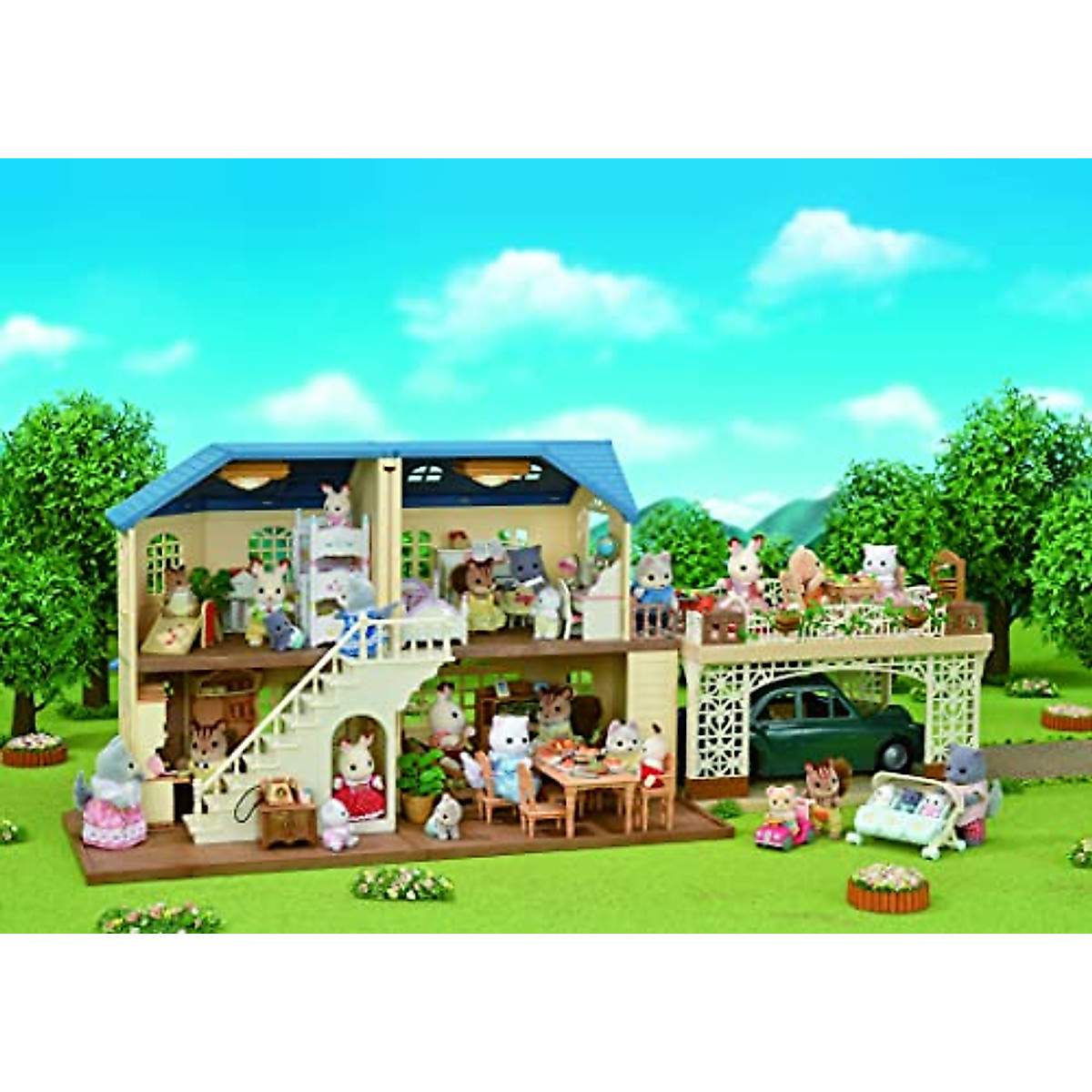 Calico Critters Large House with Carport Gift Set, Dollhouse Playset with Collectible Figure, Vehicle, Furniture and Accessories - Amazon Exclusive!