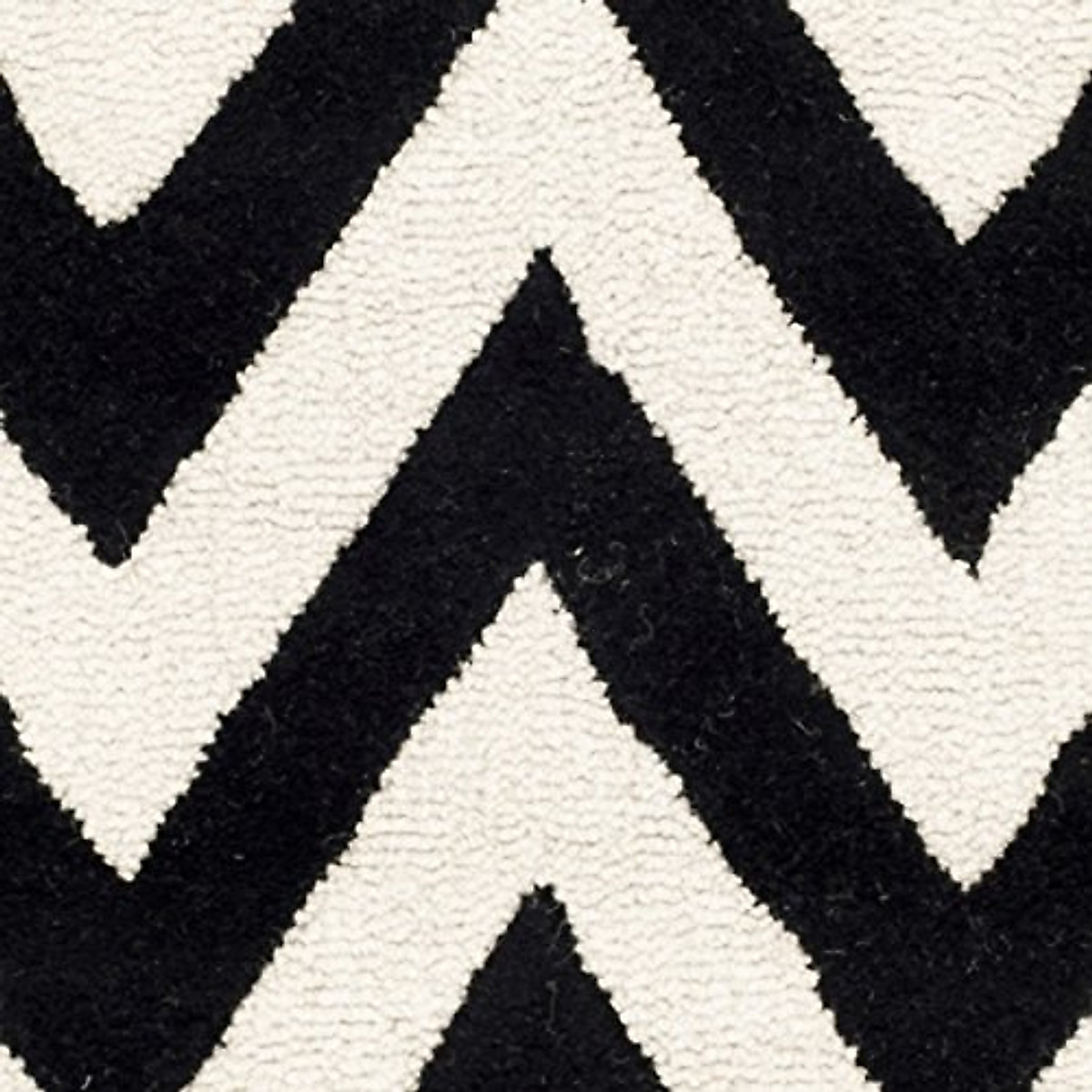 SAFAVIEH Cambridge Collection 4' Square Black/Ivory CAM139E Handmade Chevron Premium Wool Area Rug