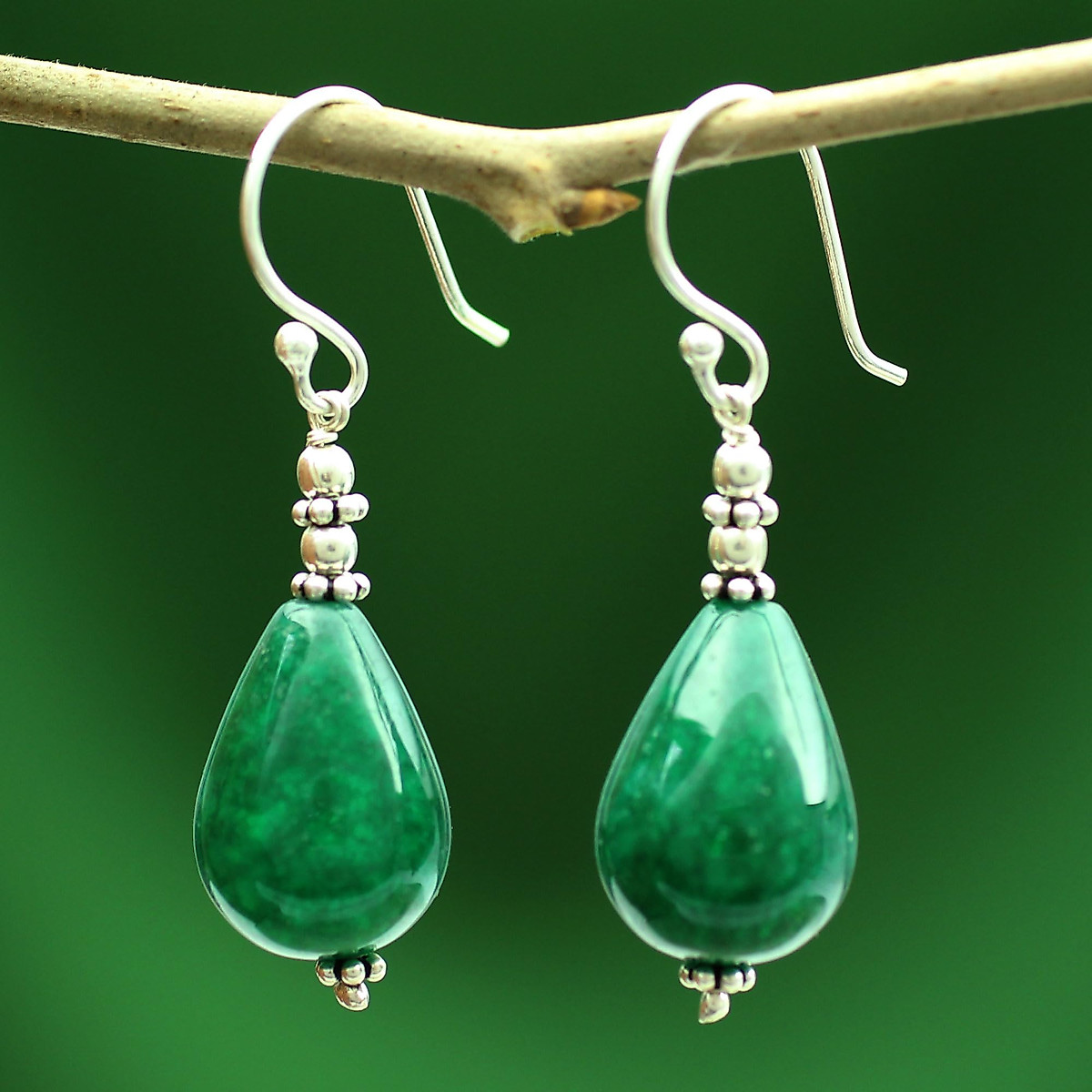NOVICA Artisan Handmade Chalcedony Dangle Earrings Sterling Silver Green India [1.7 in L x 0.5 in W x 0.4 in D] ' Emerald Dewdrop'