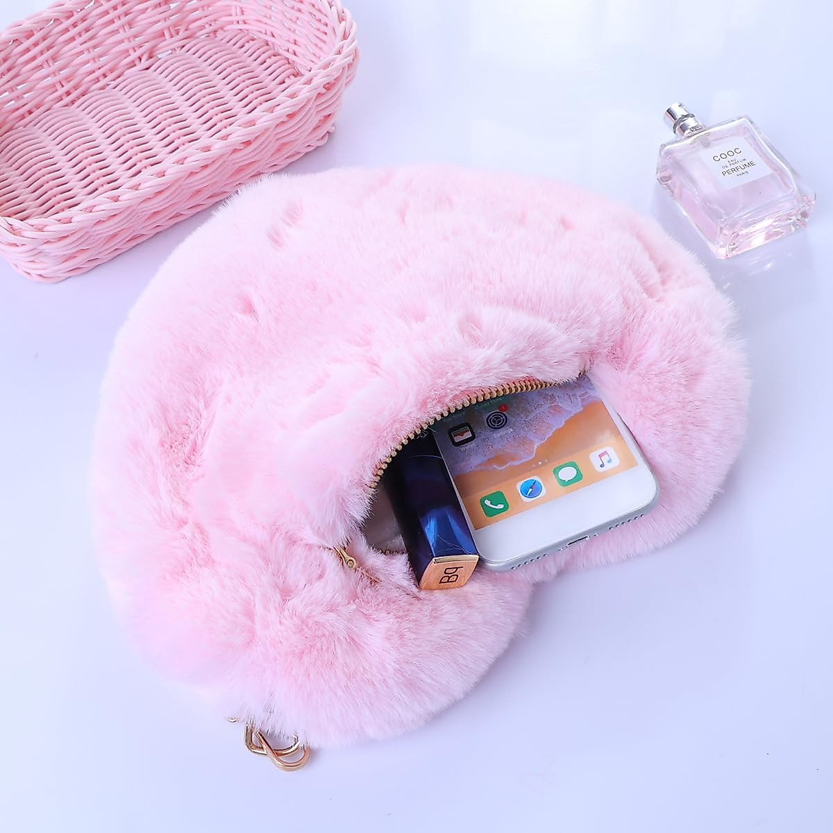 Heart Shaped Purse for Women Heart Shaped Purse Soft Fluffy Faux Fur Crossbody Bag Handbag Shoulder Bag with Chain for Women Girls Valentines Day Heart Shaped Handbag Pink Heart Shaped Purse Fluffy