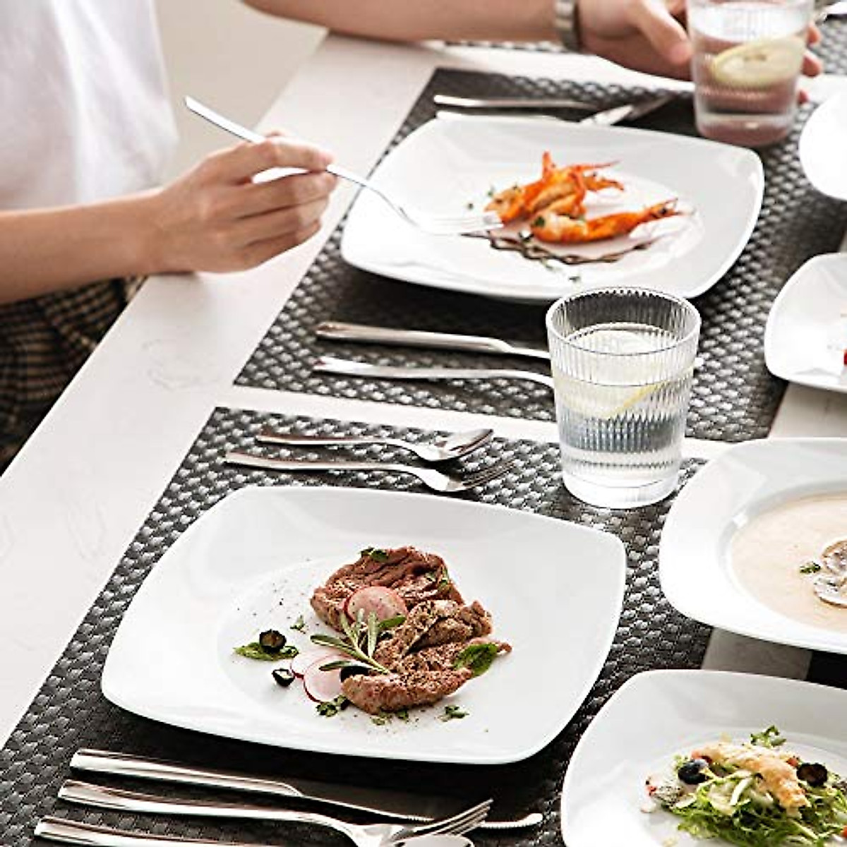 ZLDGYG A 18-Piece Ceramic Porcelain Tableware Dinner Set with 6Dinner Soup Dessert Plates Set Service for 6 Person