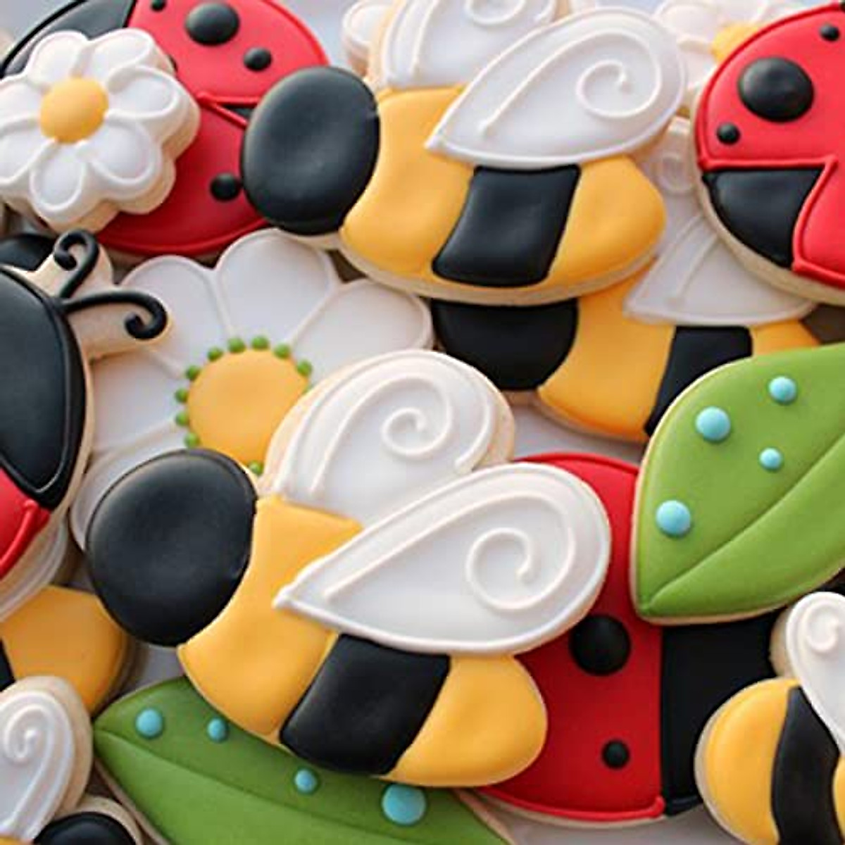 Fangleland Bee Themed Cookie Cutters, 8 Pack Bumble Bee Baking Molds Stainless Steel Biscuit Sandwich Cake Cutter Set for Baby Shower Party Supplies Favors