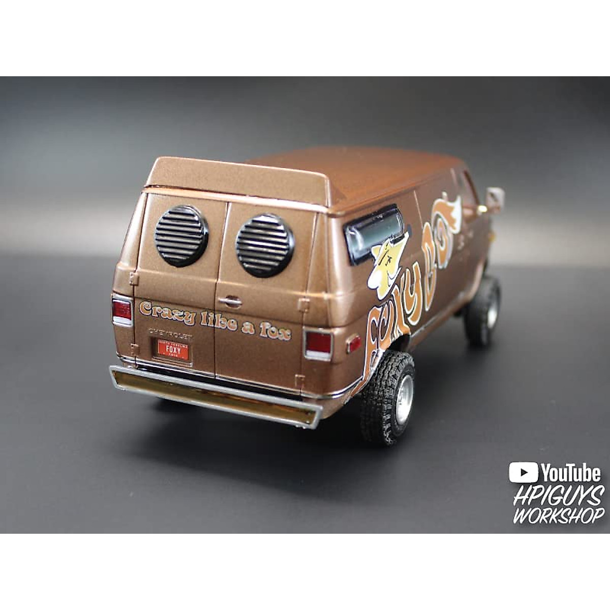 AMT 1975 Chevy Van Foxy Box 1:25 Scale Model Kit
