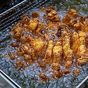 Bayou Classic 700-725 2.5-gal Stainless Bayou Fryer Freestanding or Table Top Includes Stainless Mesh Basket Fry Thermometer Drain Valve High Pressure Regulator w/ 48-in Stainless Braided LPG Hose