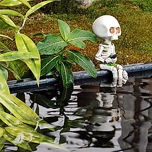 Christmas Fishing Skeleton Garden Accessory, Mini Skeleton Figurines Statue Decor for Fishing Enthusiast Gift Pond Fountain Waterfalls Poolside Gothic Home Office Desk Unique Holiday Ornament (1PCS)