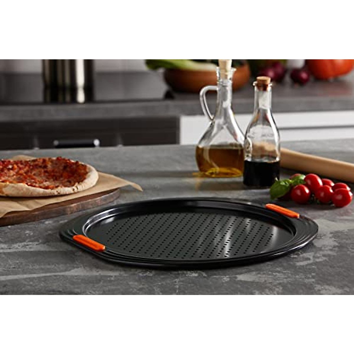 Le Creuset Toughened Non-Stick Bakeware Pizza Pan, Black