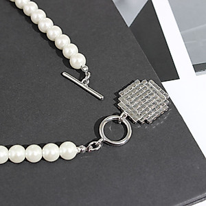 LecAit Pearl Necklaces for women Smiley Face Pearl Necklaces Face Pendant Necklace for Women Y2k Fashion Cute Smiley Toggle Pearls Necklace