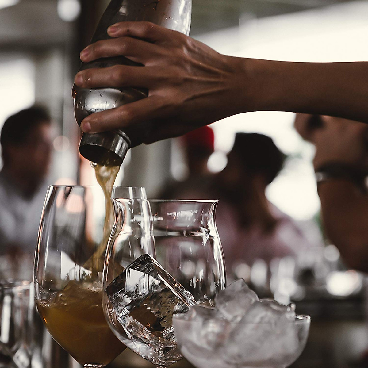 Cocktail Shaker Bartender Kit 24 Ounce with Cocktail Strainer, Bar Kit Drink Mixer Shaker Martini Shaker（Black）