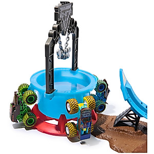 Monster Jam Mud Blasters, Monster Mutt Dalmatian Dunk Tank Playset, Color Change Action, Kids Toy Gifts for Boys and Girls Ages 3 and Up