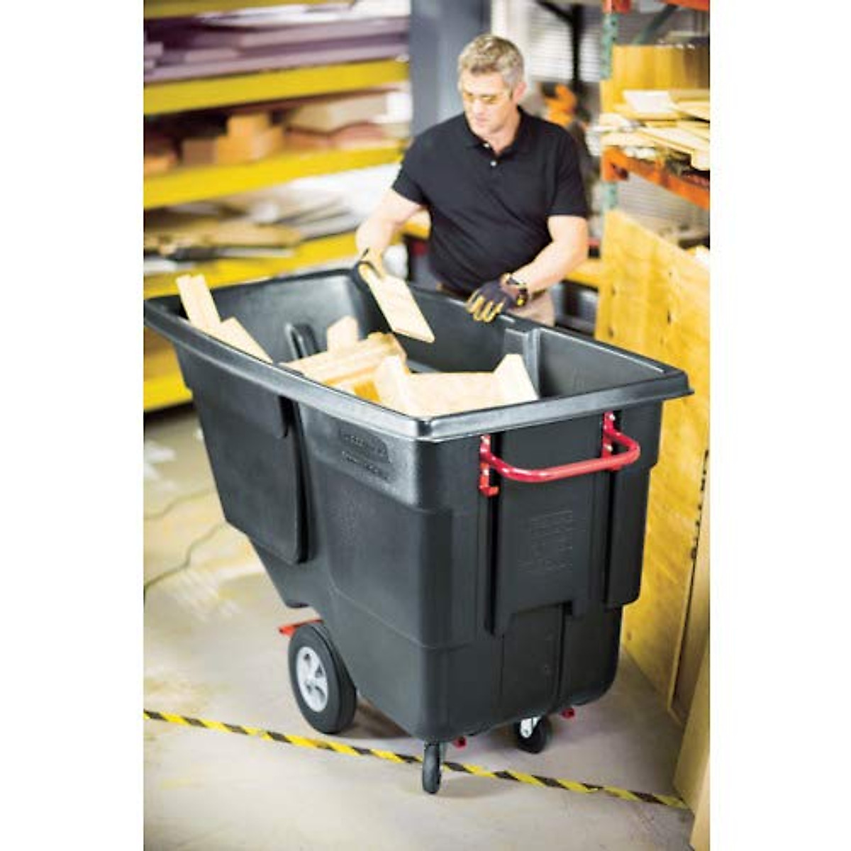 Rubbermaid Commercial Products Forkliftable Polyethylene Dump Truck, 450-Pound Capacity, Black