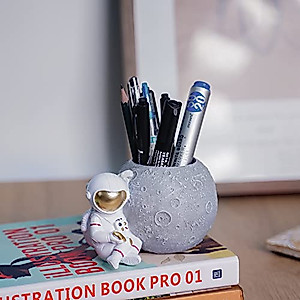 Kimdio Pen Holder, Astronaut Stand for Desk Pencil Holder, Resin Desk Organizer Decorative Accessories Ideal Gift for Office, Classroom, Home