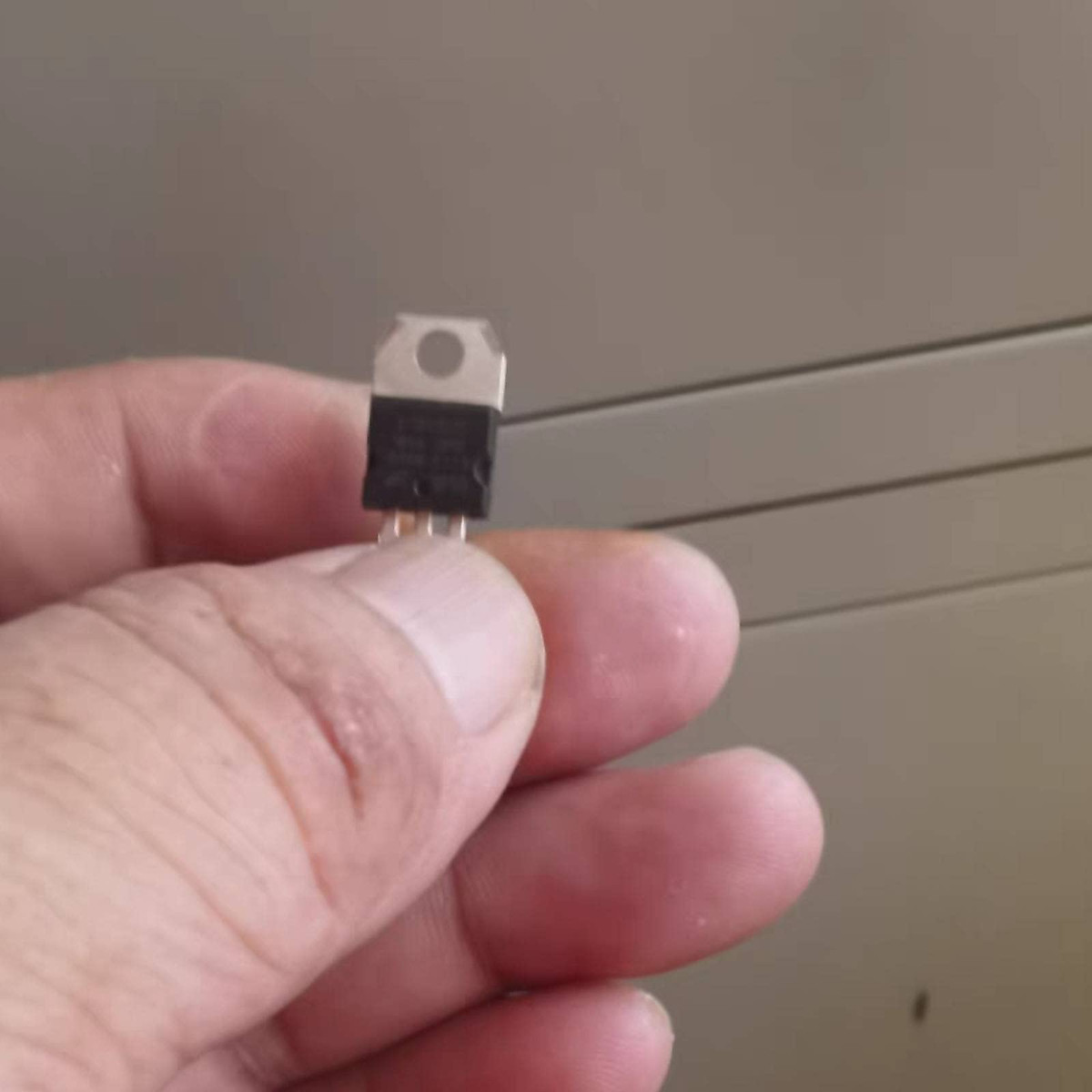 Voltage Regulator, 10Pcs/Lot L7805 LM7805 7805 Voltage Regulator Output 5V 1.5A, Linear Positive Fixed, Through Hole Mounted, Fit for Regulated Power Supply & Limiting Circuit