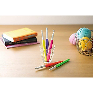 Clover Amour Crochet Hook: 3.5mm, 3.50mm, Red