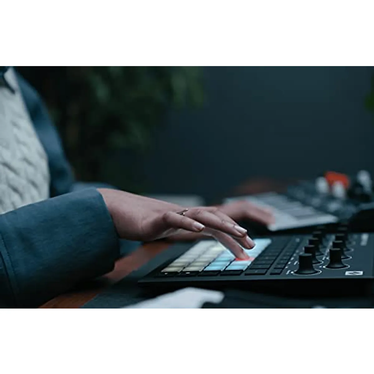 Novation Circuit Tracks: Groovebox sequencer with synth tracks, MIDI tracks and drum tracks for electronic music making