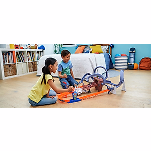 Hot Wheels Toy Car Track Set, RacerVerse Spider-Man’s Web-Slinging Speedway, Competitive Race with 2 Die-Cast Vehicles: Spider-Man & Black Panther